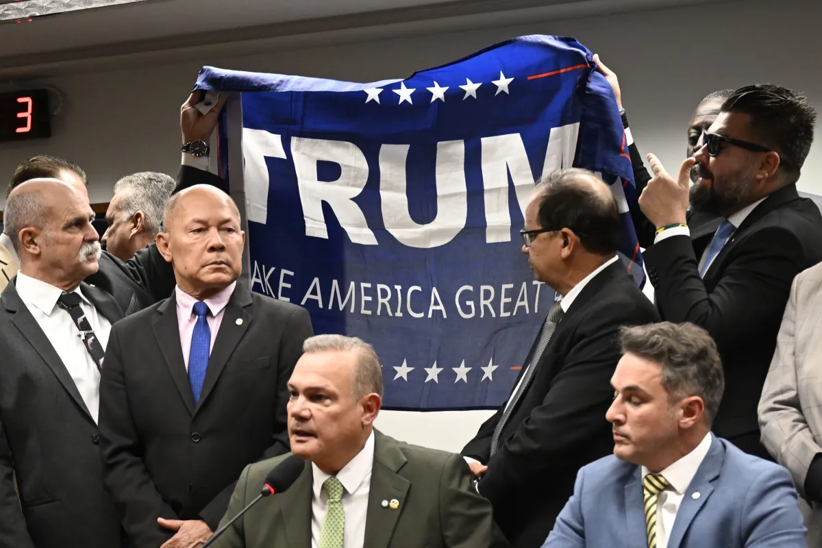 Deputados do PL exibem bandeira de Trump durante reunião na Câmara ...